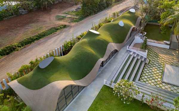 بام سبز مواج ساختمانِ پیله کرم ابریشم که به تقلید از دامنه تپه ساخته ...